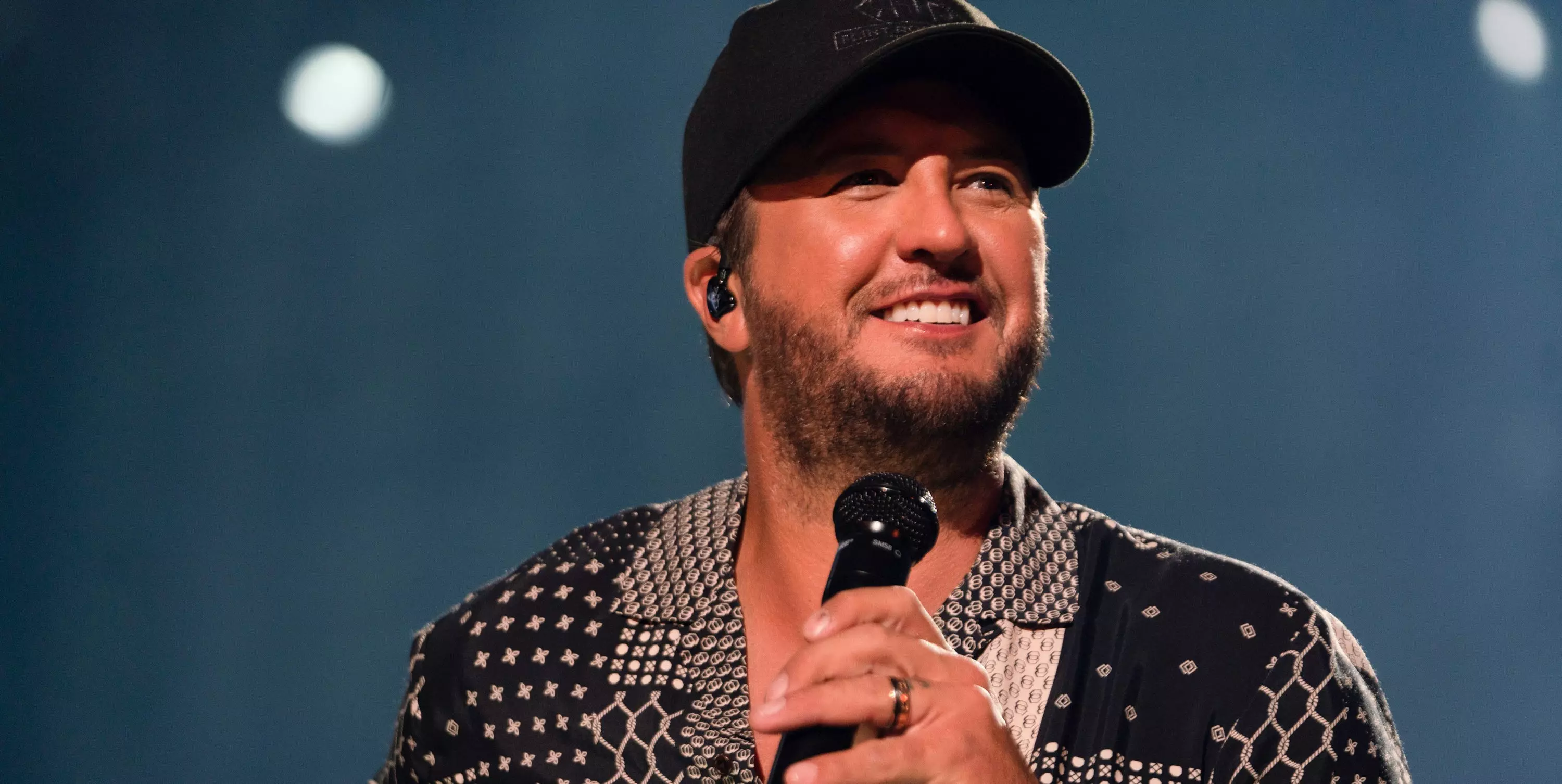 ຜູ້ພິພາກສາ Luke Bryan 'American Idol' ເລົ່າເລື່ອງທໍາມະຊາດກ່ຽວກັບວິທີທີ່ລາວຊະນະ $ 60,000 ໃນ Vegas