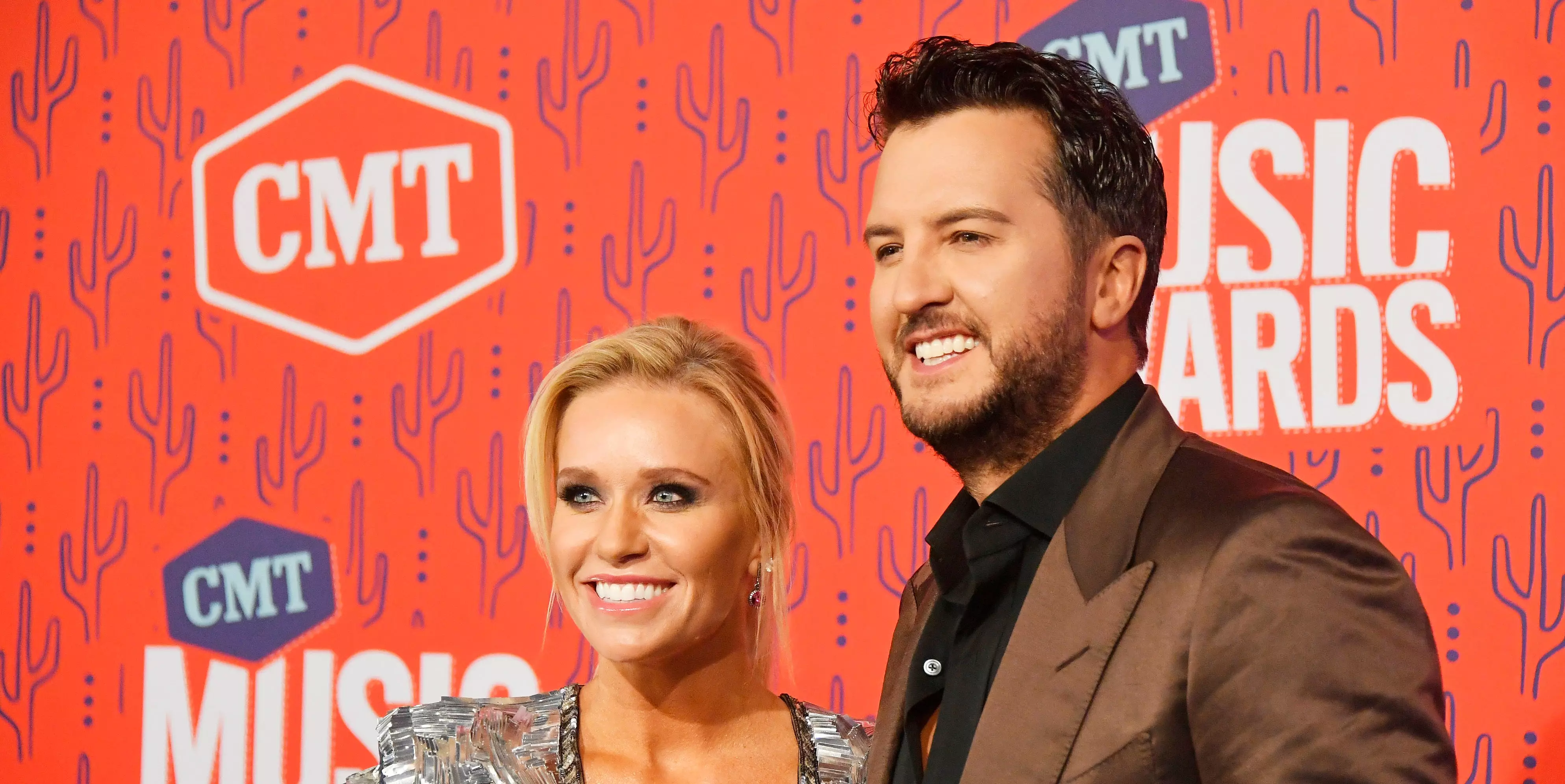 U-Luke Bryan kanye Nonkosikazi uCaroline Baphinde Badala Isigcawu 'Kusuka Eholideyini KaKhisimusi,' futhi Abalandeli Abakwazi Ukuthola Okwanele