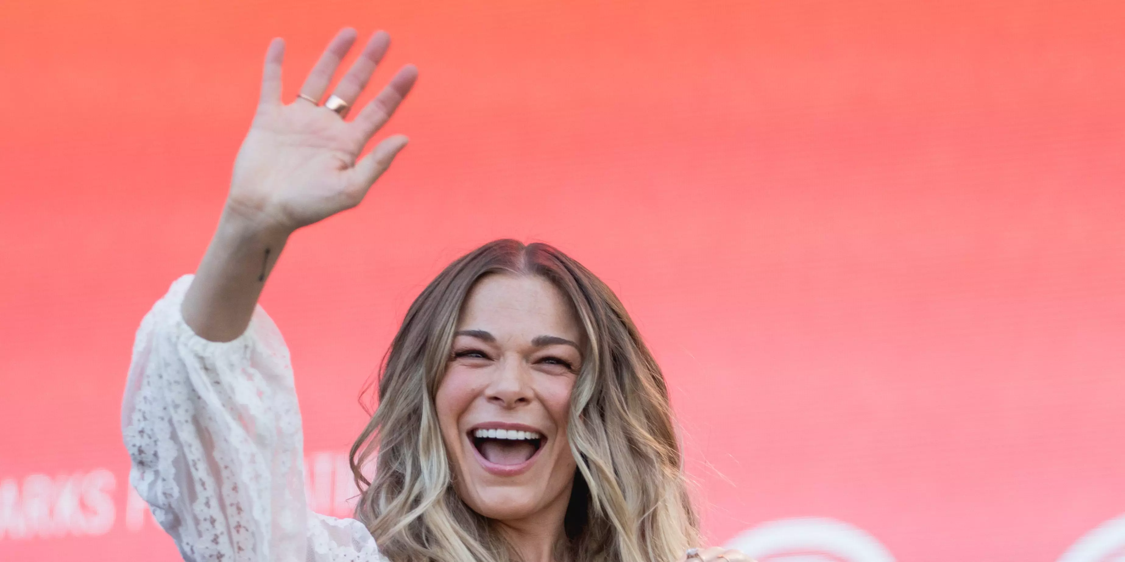 LeAnn Rimes ziet er prachtig uit op nieuwe foto achter de schermen in een iglo van gebrandschilderd glas