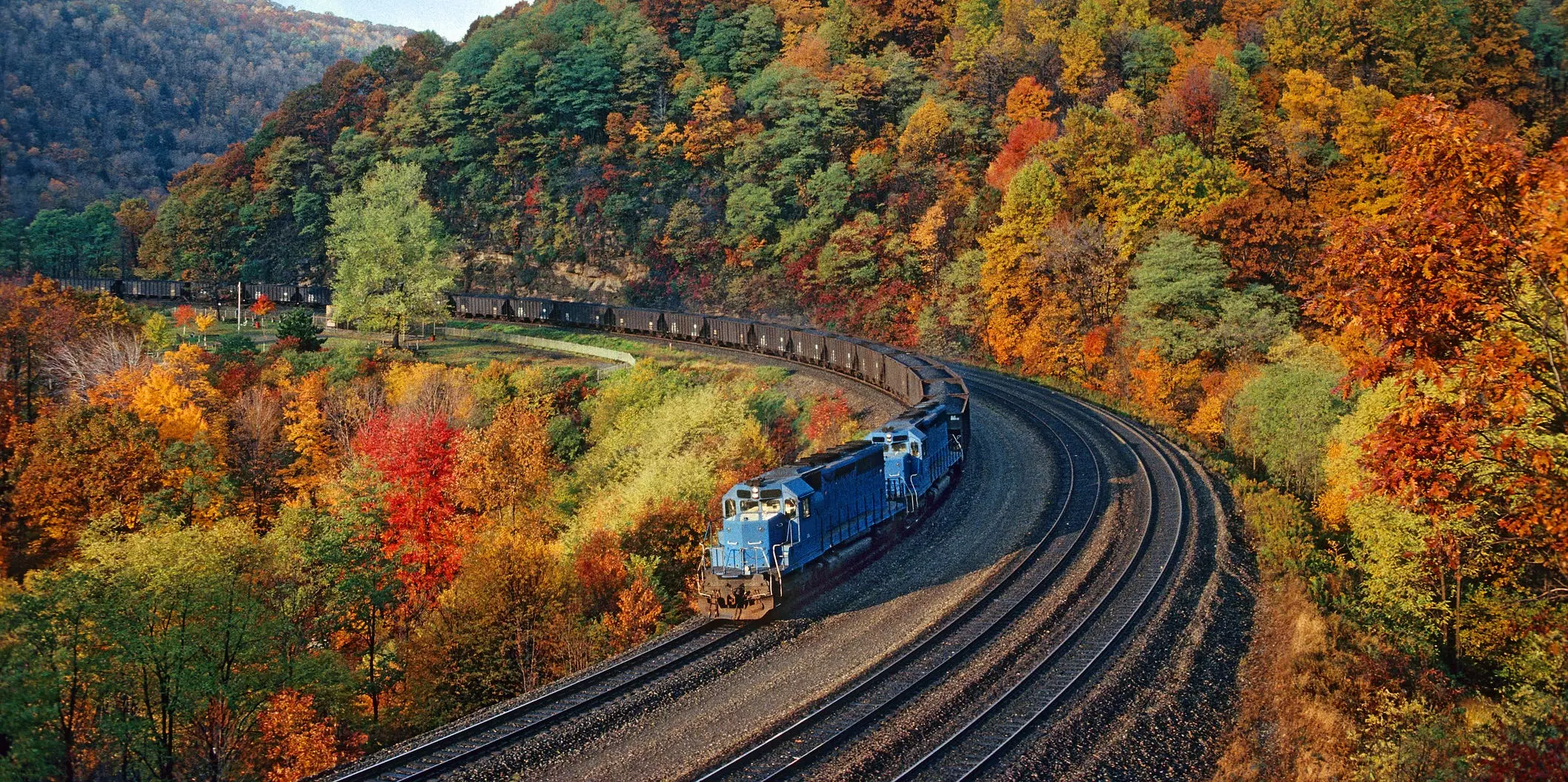 12 Best Fall Foliage Train Rides - Fall Leaf Peeping Train Tours