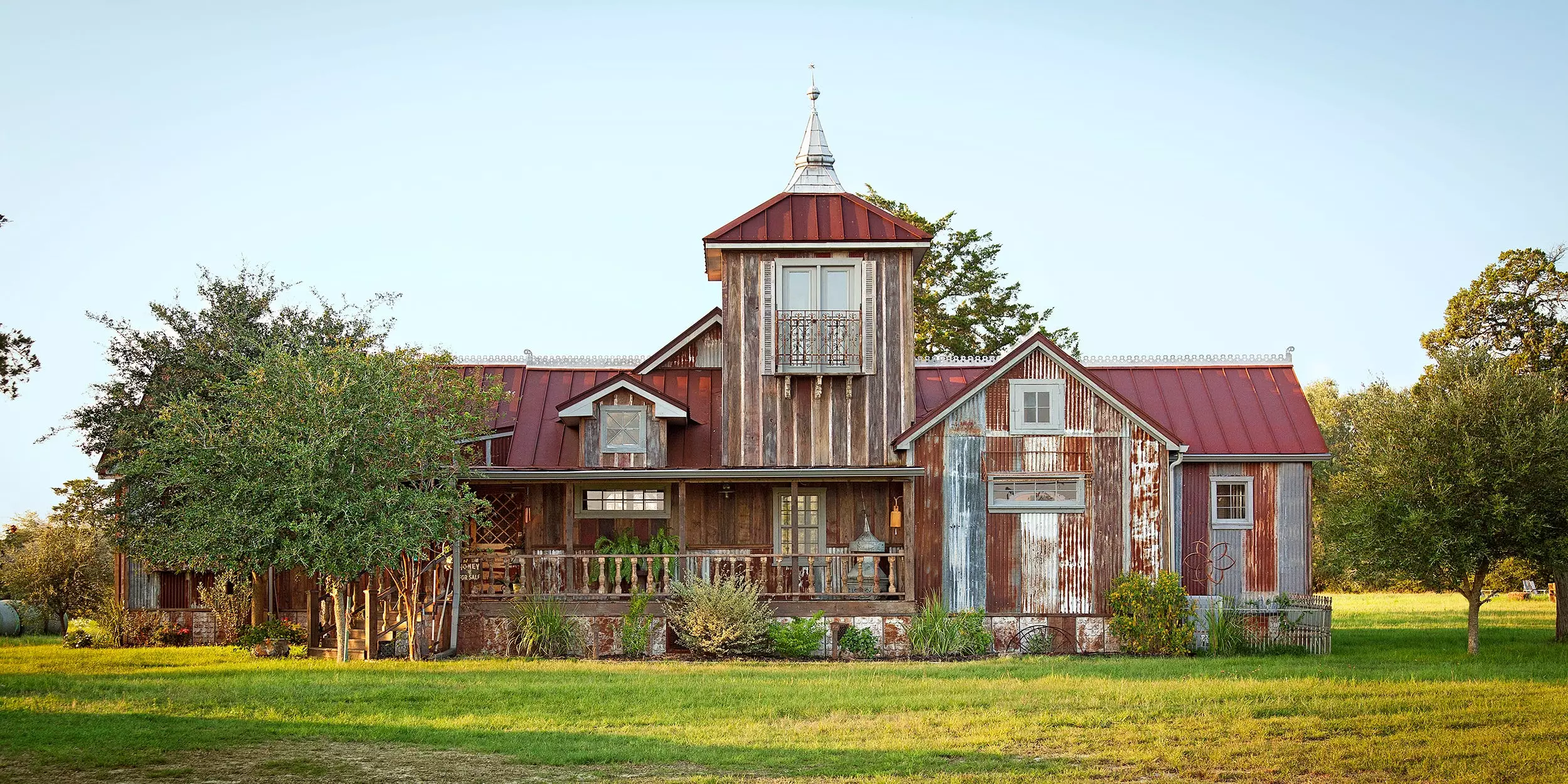 Esta casa de fazenda rústica foi construída e decorada usando peças quase totalmente recuperadas