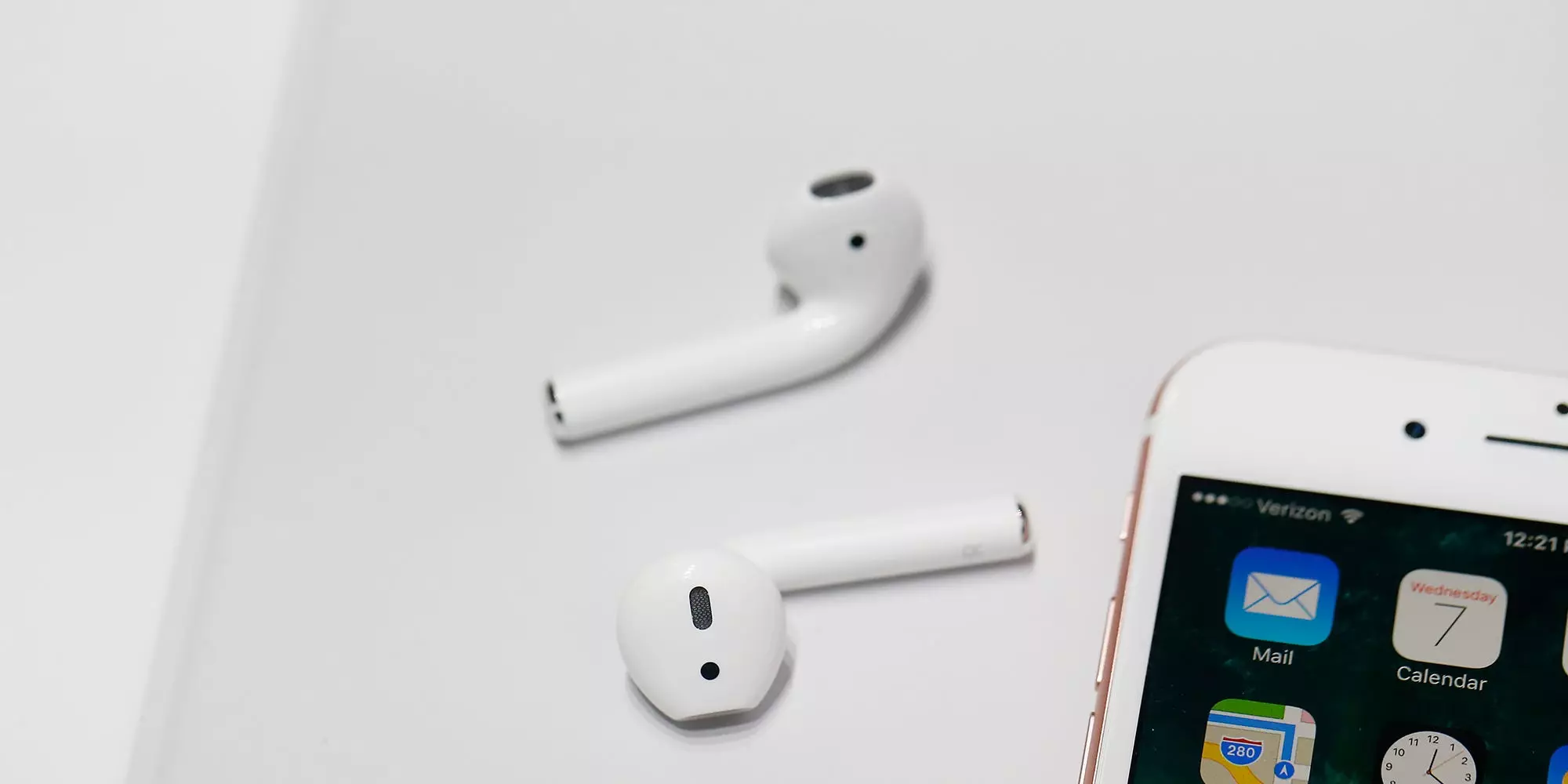 Як чысціць AirPods - дэзінфікаваць навушнікі