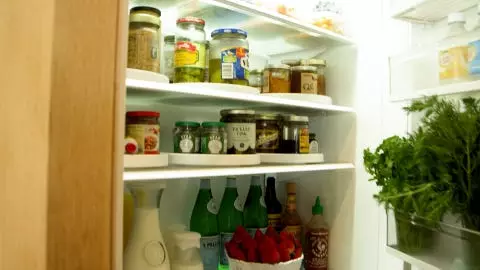 Una Lazy Susan es el cambio de juego que su refrigerador necesita