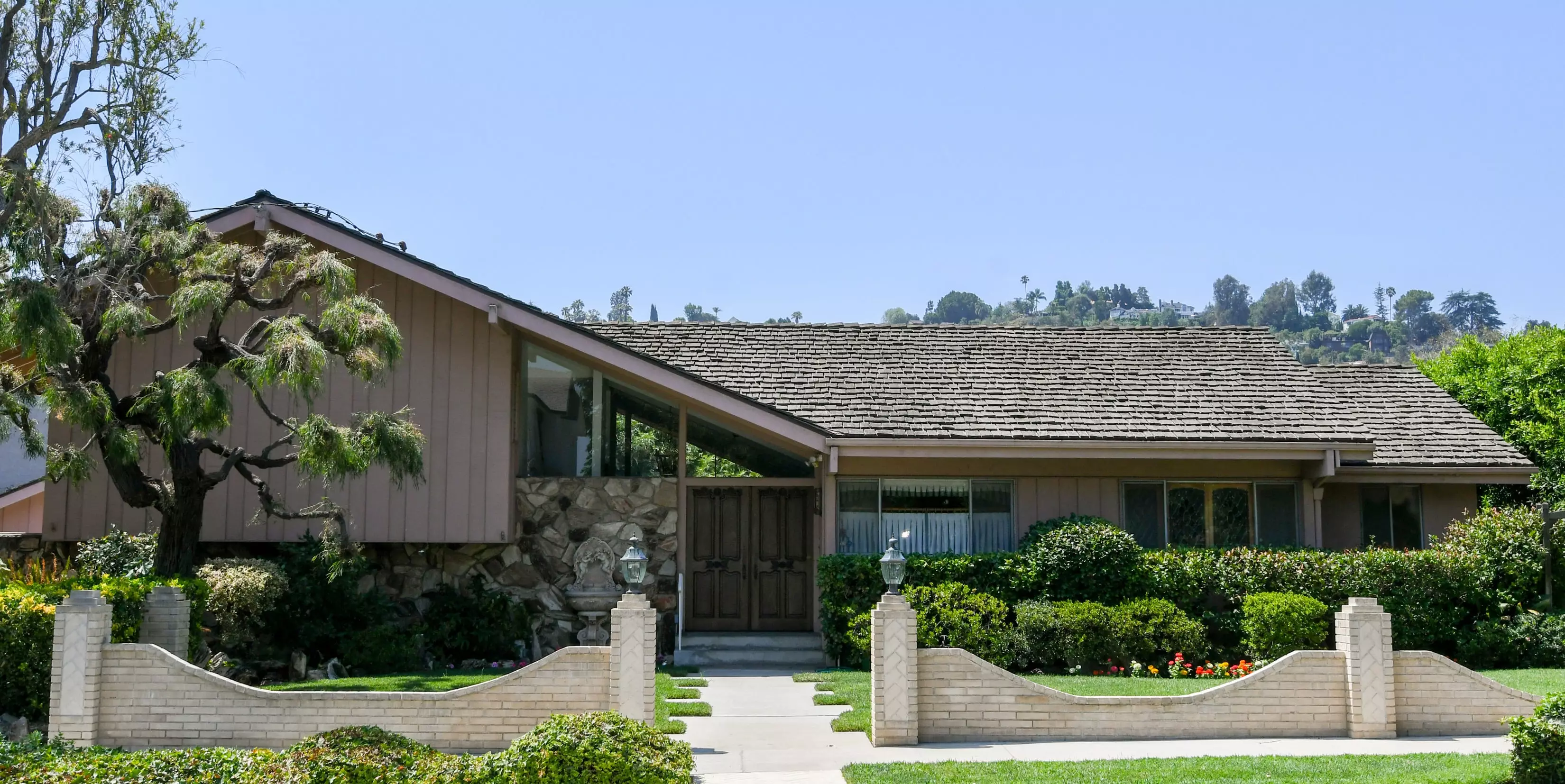 Takhle porazila HGTV Lance Bass v licitační válce o dům ‚The Brady Bunch‘