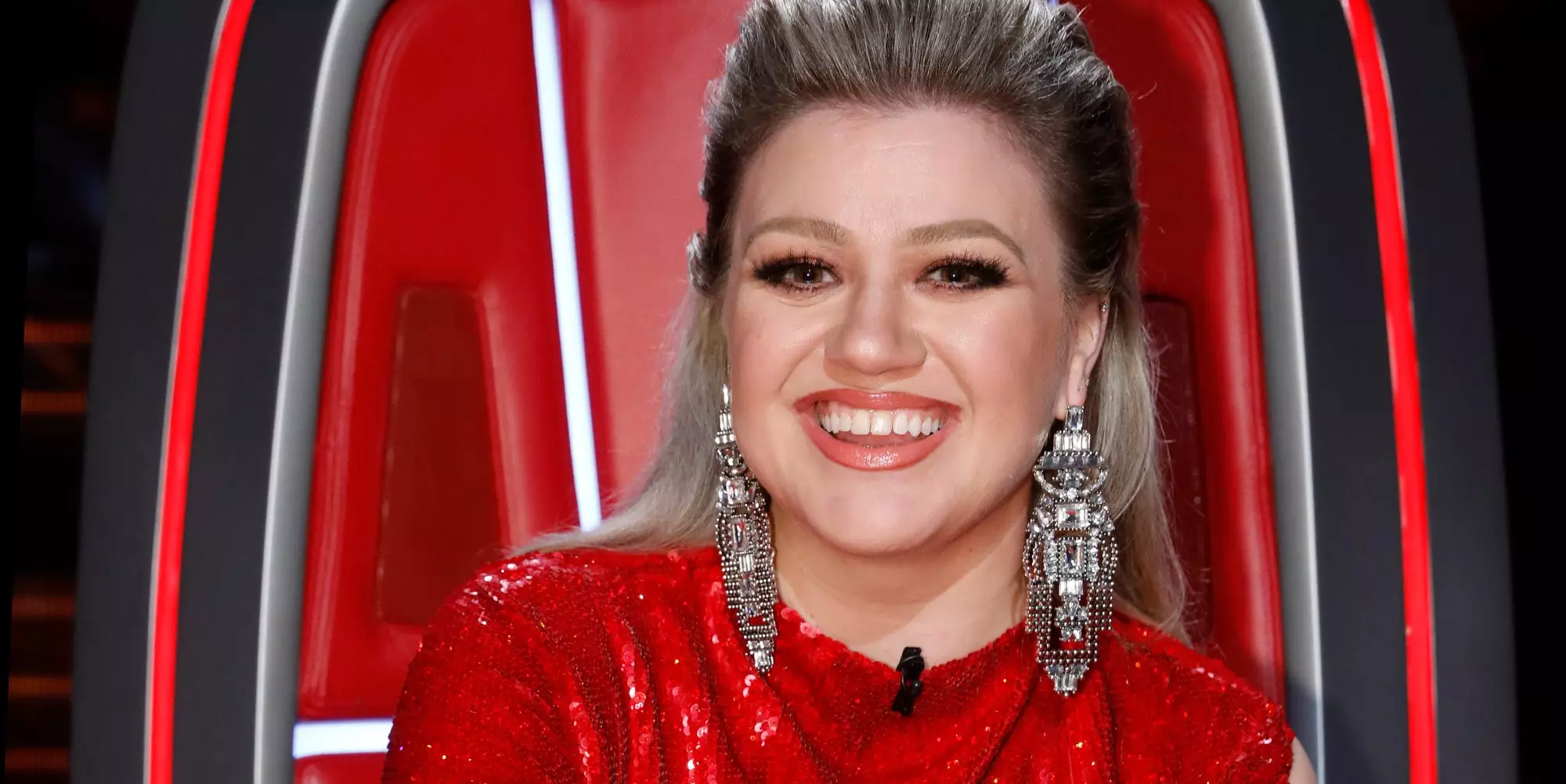 Gaga i Kelly Clarkson tamin'ny famaranana ny 'The Voice' tamin'ny akanjo mena - Fanehoan'ny mpankafy ny endrik'i Kelly Clarkson