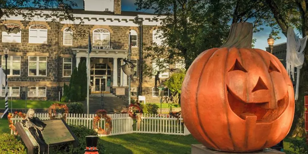 Ceiliúradh Halloweentown i St. Helens, Oregon - An Baile is Fearr le Oíche Shamhna a Cheiliúradh