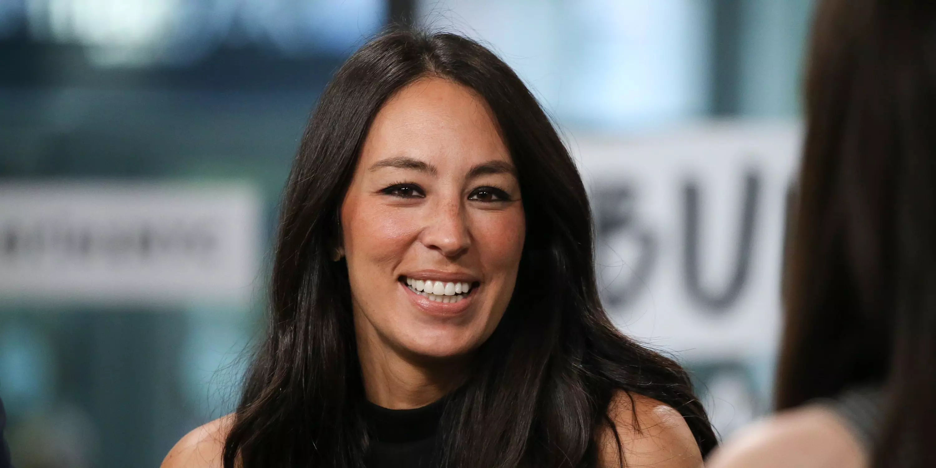 Mae Cefnogwyr yn Llifogydd Joanna Gaines gyda Chefnogaeth Ar ôl Ei Post Instagram Emosiynol