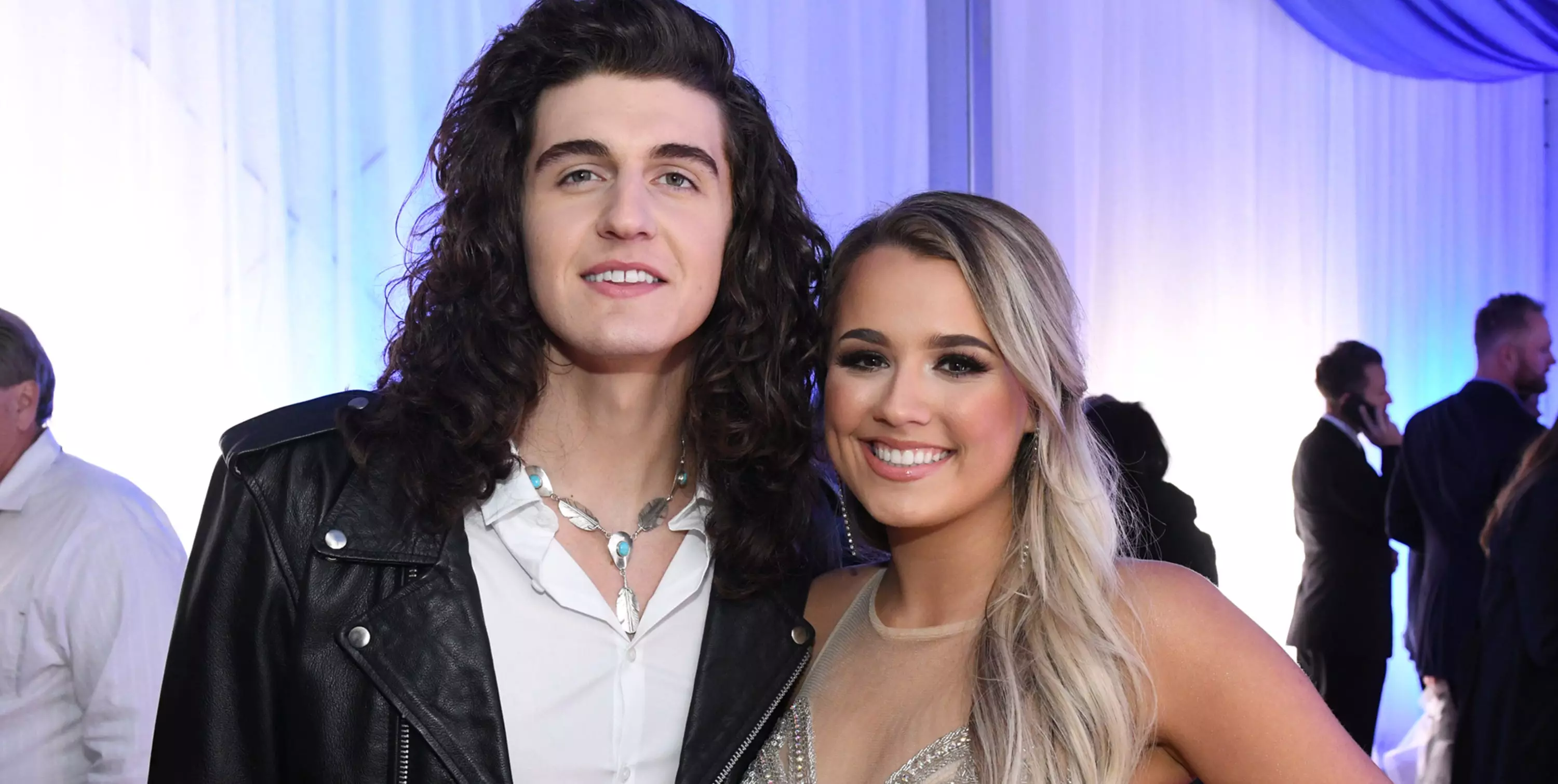 American Idol Alums Gabby Barrett kaj Cade Foehner Estas Engaĝitaj