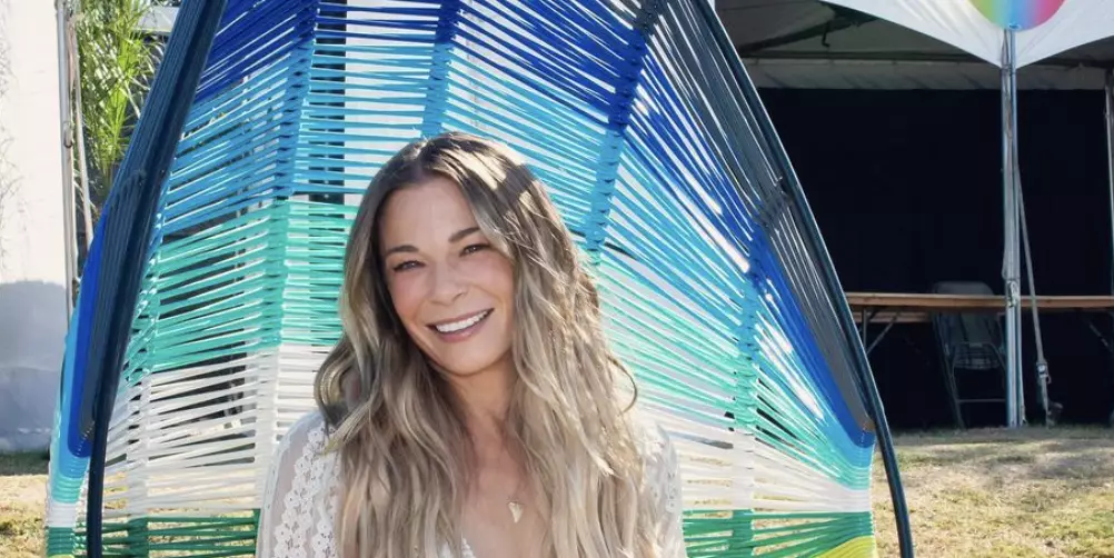 Kantri dainininkė LeAnn Rimes ką tik pasipuošė beveik nuoga suknele, dėl kurios gerbėjai šėlo.