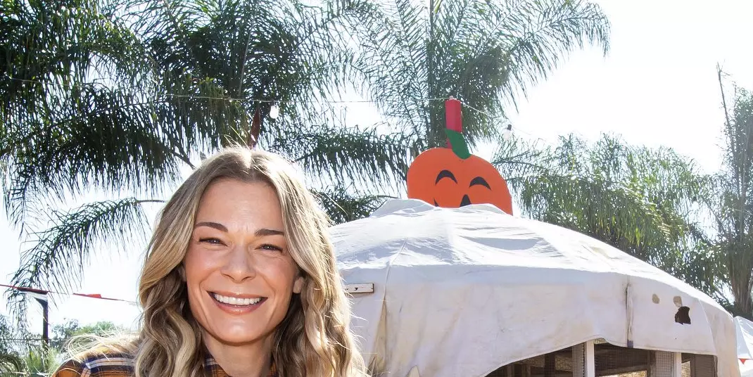 Se countrysångerskan LeAnn Rimes's Pumpkin Patch-outfit som har alla hennes fans att prata