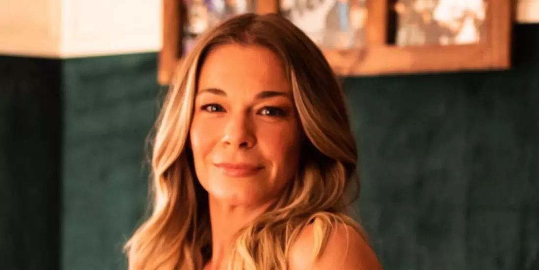 LeAnn Rimes, de 39 años, muestra abdominales y piernas tonificados en Merlefest 2021