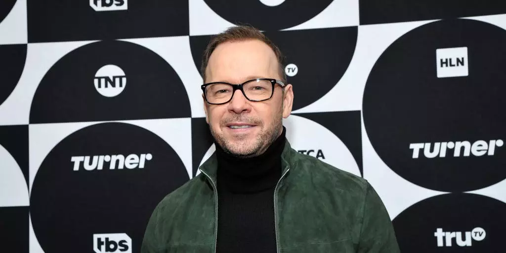 Fanoj Sovaĝiĝas Post kiam la stelo de "Blue Bloods" Donnie Wahlberg afiŝas antaŭ-spektaklo NKOTB Instagram