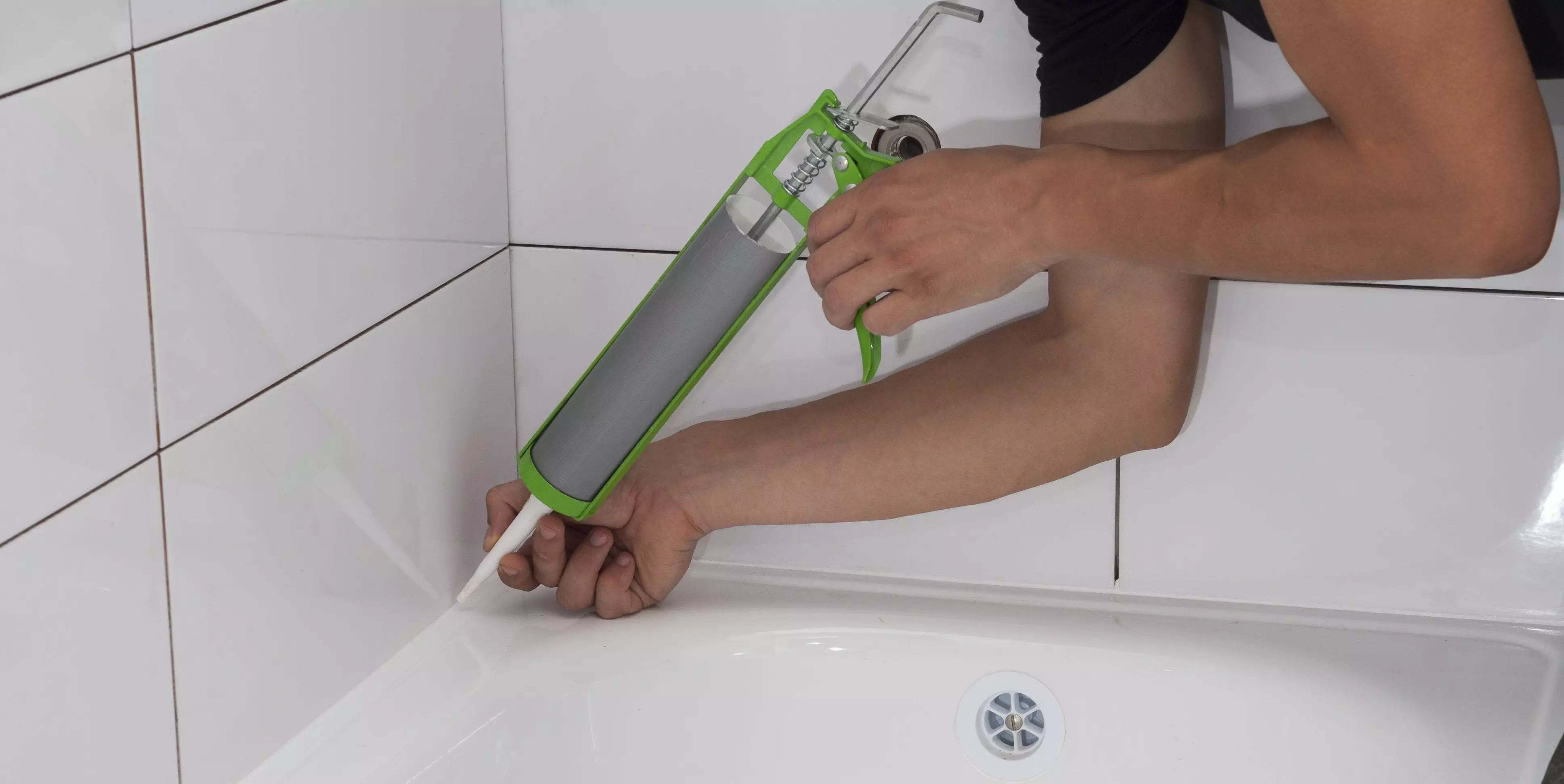 Làm thế nào để Caulk một bồn tắm như một chuyên gia