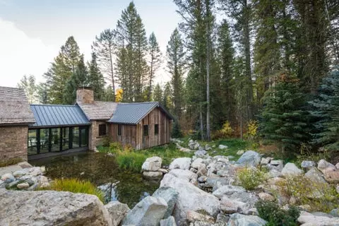 Kuckt Bannen Dëst Rustikal Heem Gebaut Mat Fréiere Homestead Kabinen Vun de Rocky Mountains - Indoor- Outdoor Iesszëmmer Fotoen