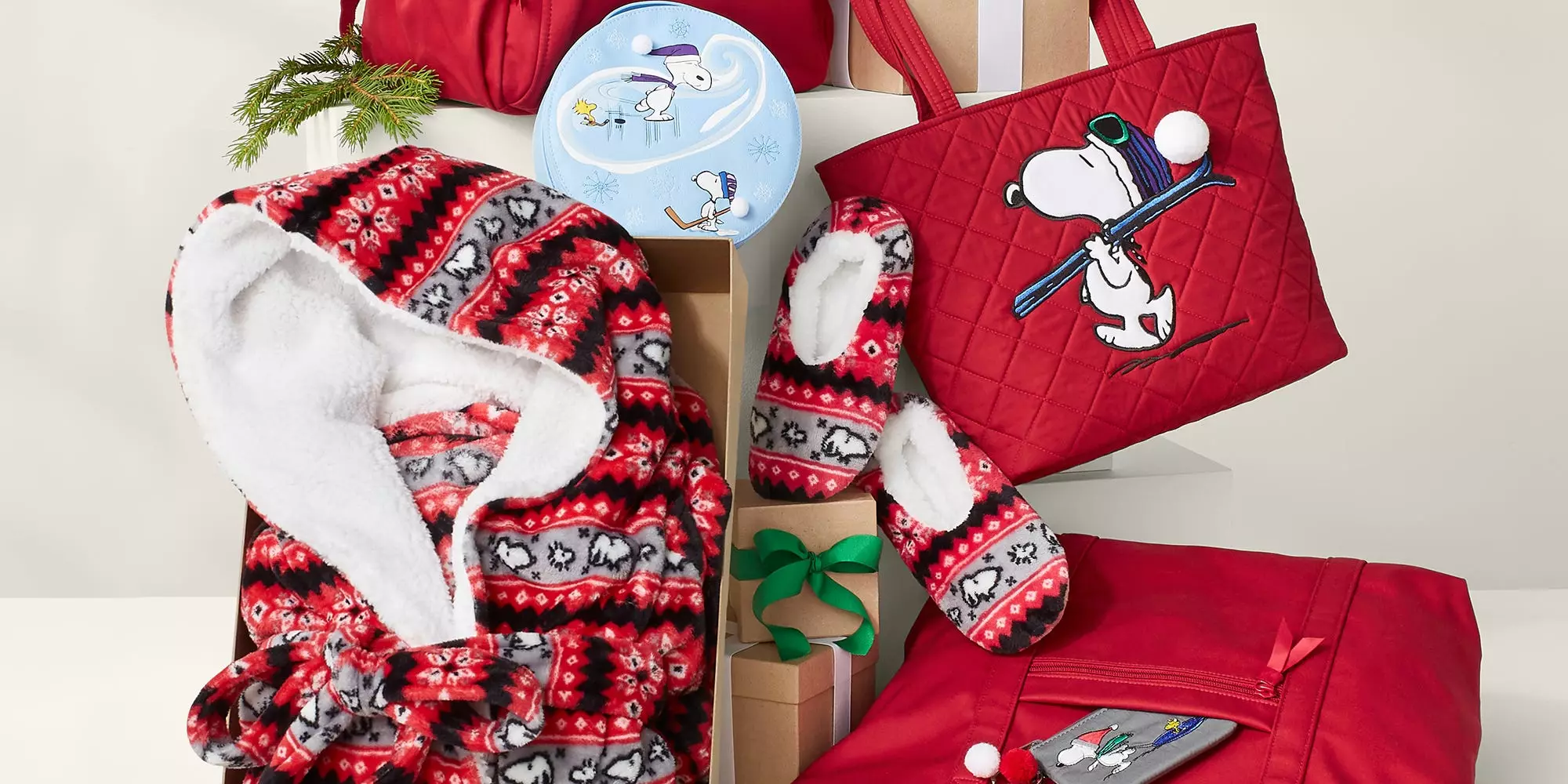 Dem Vera Bradley seng nei Snoopy-Themed Holiday Collection wäert Är Peanuts Dreams fëllen