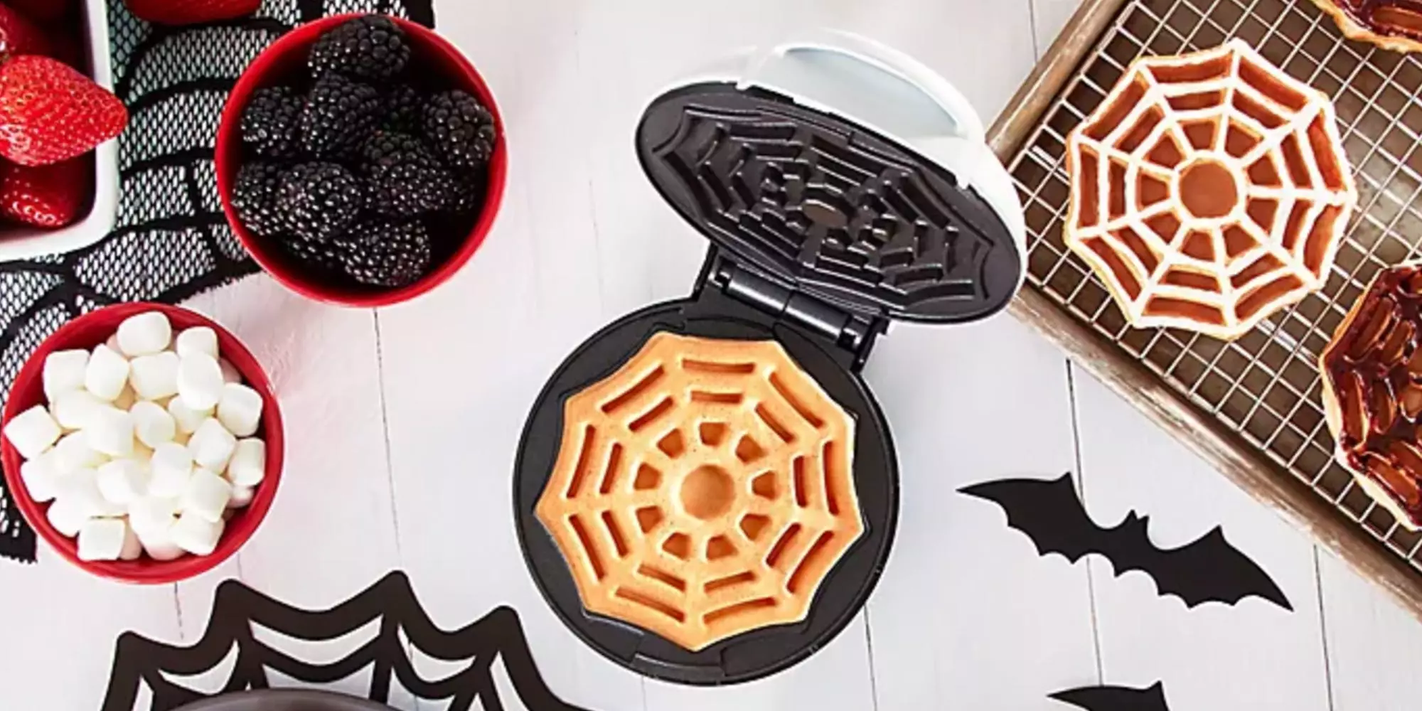 Dash's New Mini Waffle Maker yuav muab koj ib pawg ntawm Kab laug sab