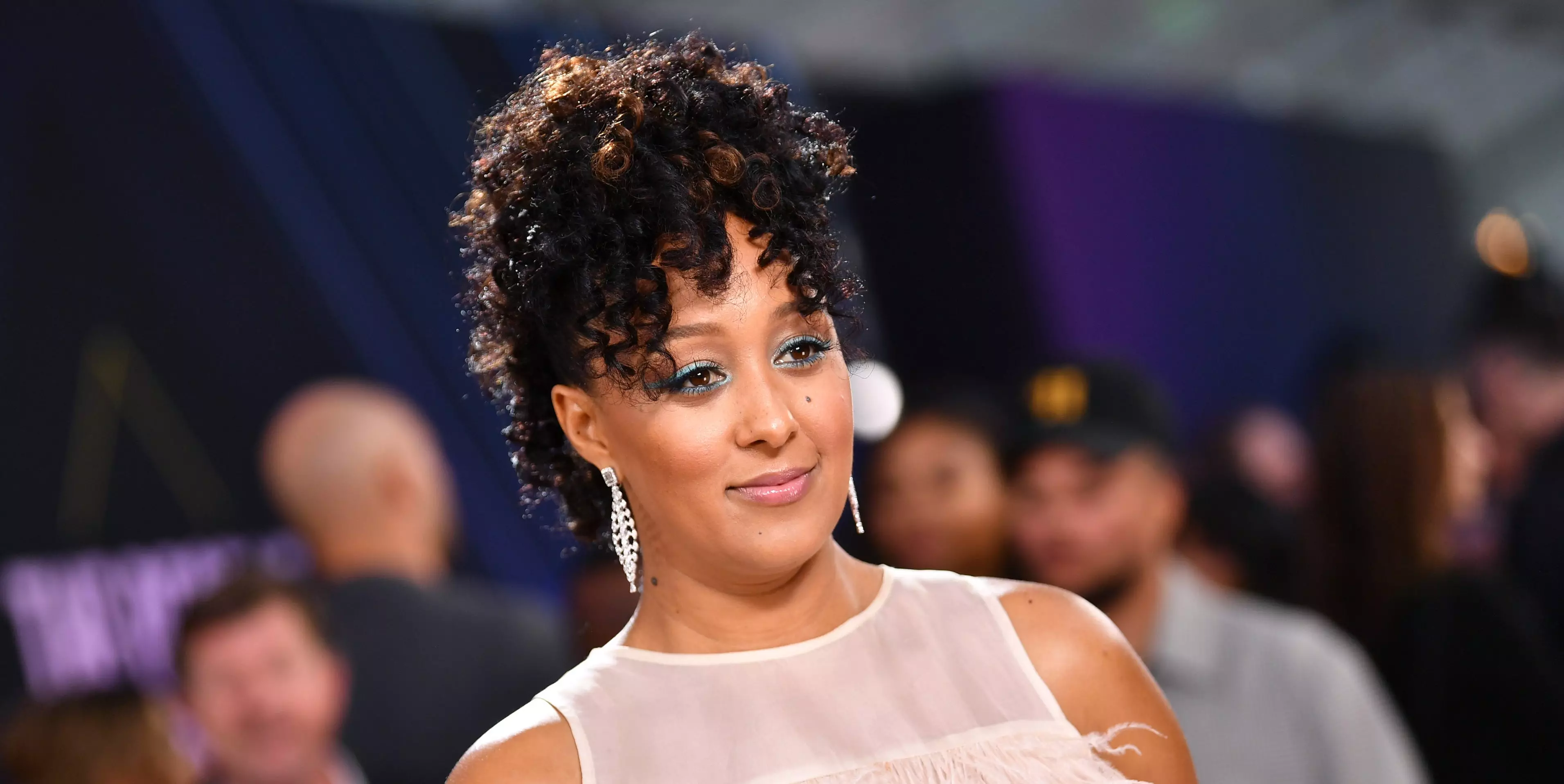 Tamera Mowry-Housley sdílí své oblíbené produkty na kudrnaté vlasy