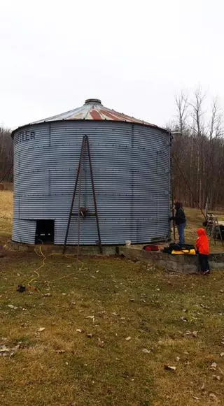 Banyalani bana ba Sebelisitse Bin ea bona ea lijo-thollo ea polasing ho etsa Gazebo - Mokhoa oa ho aha Grain Bin Gazebo