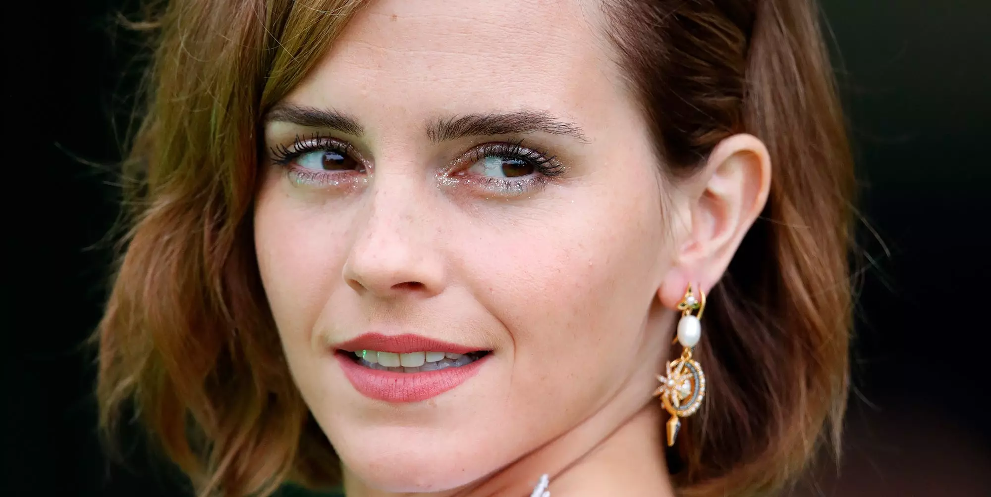 Emma Watson snýr aftur á rauða teppið í áræðilegum baklausum kjól