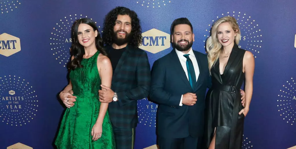 Manželky Dana a Shaya Shay Mooney a Dana Smyersa - Inside Dan + Shay's Marriages