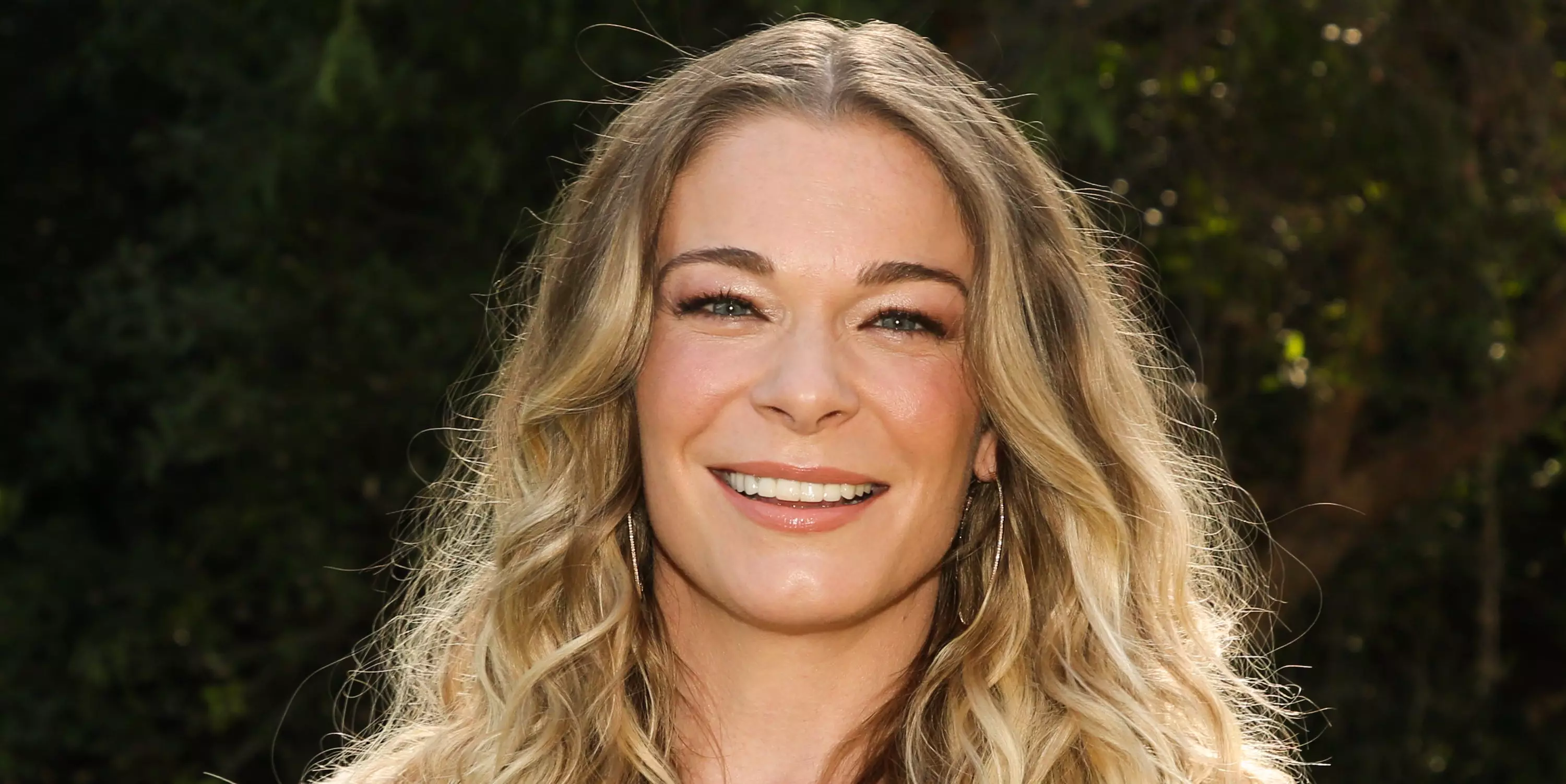 Shihni LeAnn Rimes Stun me një fustan me qafë të ulët V gjatë performancës së saj të fundit