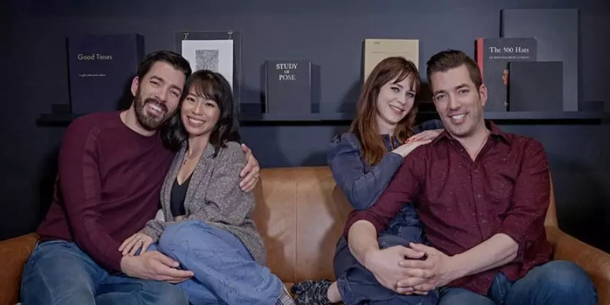 Jonathan Scott සහ Zooey Deschanel ඔවුන්ගේ හාස්‍යජනක පළමු දිනය මිශ්‍ර වීම පිටුපස ඇති කතාව බෙදා ගත්හ