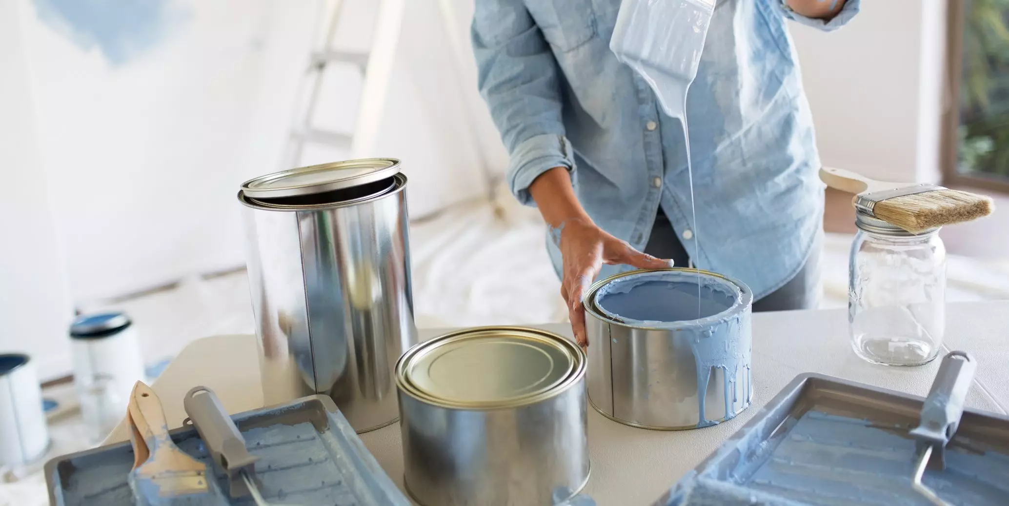 Cómo pintar una pared: guía paso a paso para preparar, recortar y pintar