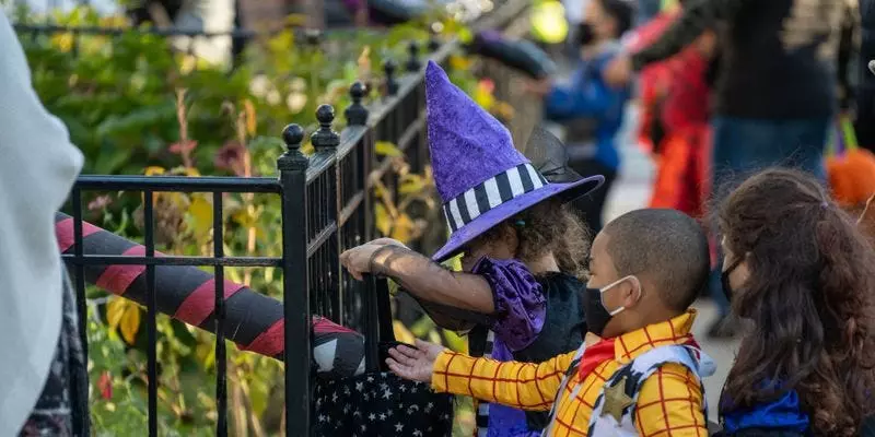 Halloween Candy Chute bo Trick or Treat - Candy Chute Ideas