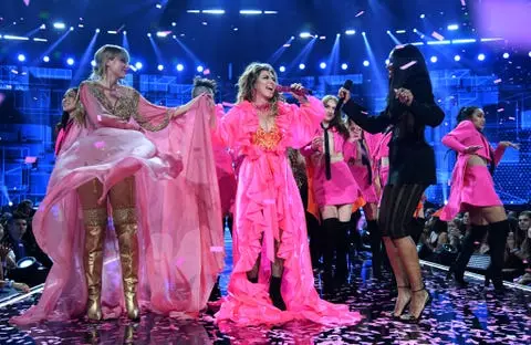 Shania Twain gratulál Taylor Swiftnek a rekord megdöntéséhez